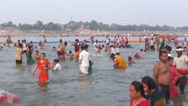 Devotees Take Holy Dip at Sangam During Amavasya